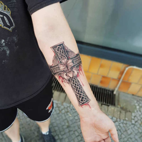 Tatuaggio Croce: Significato, Idee e Foto - Tatuaggio.co