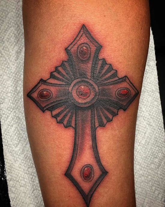 Tatuaggio Croce: Significato, Idee e Foto - Tatuaggio.co