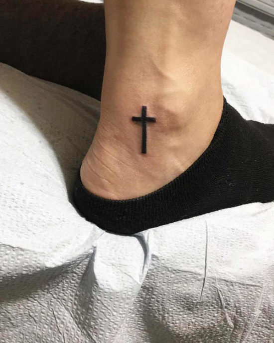 Tatuaggio Croce: Significato, Idee e Foto - Tatuaggio.co