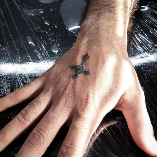 Tatuaggio Croce: Significato, Idee e Foto - Tatuaggio.co