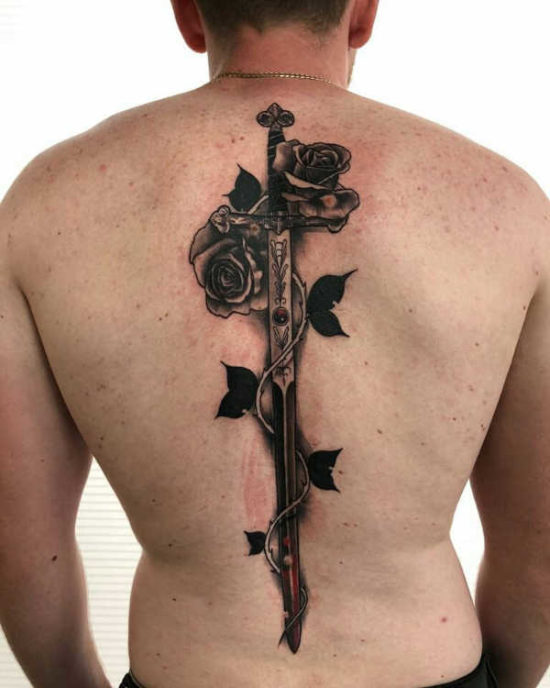 Tatuaggio Spada: Significato, Idee e Immagini - Tatuaggio.co